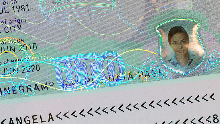 KINEGRAM for passport protection and passport authentication